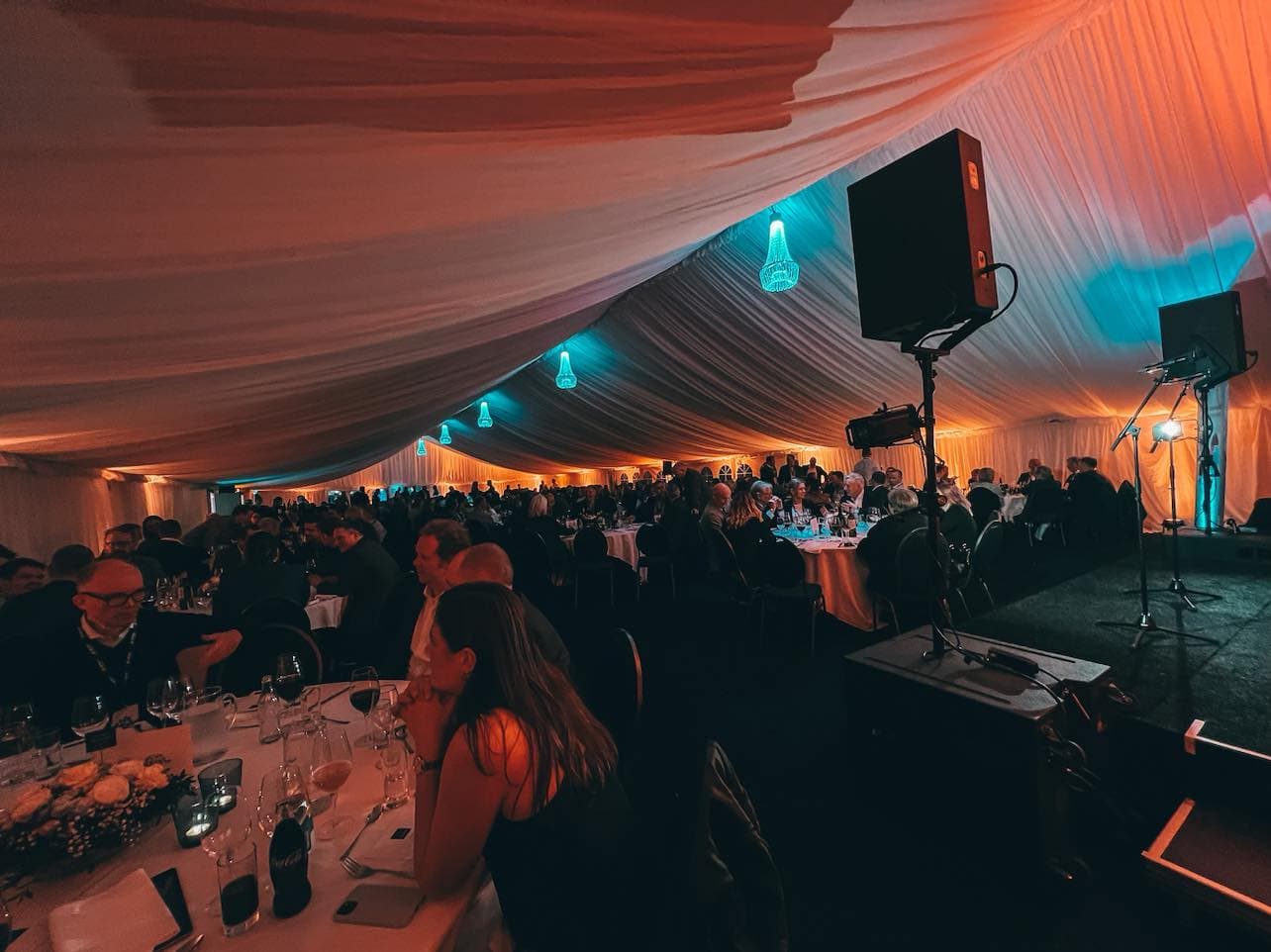 Tips til leie av partytelt: Hvor stort telt bør jeg ha? Bør jeg kjøpe ...